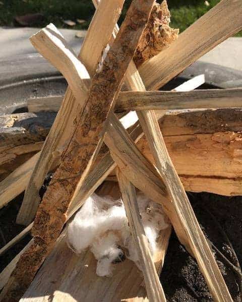 Apprenez les techniques de base pour allumer un feu