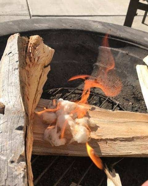 Apprenez les techniques de base pour allumer un feu